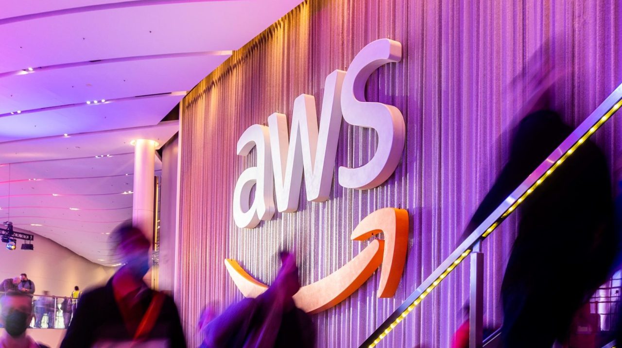 Amazon's CodeWhisperer Amplifies MongoDB Integration: A New Era for AI-Powered Development - fxis.ai